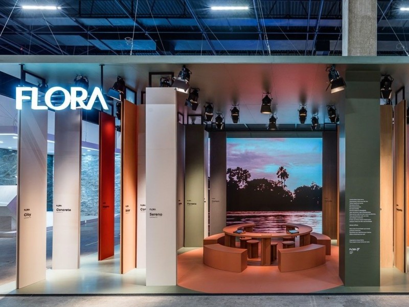 Flora tem estreia marcante na Expo Revestir 2024 com experiência sensorial e visual | Flora